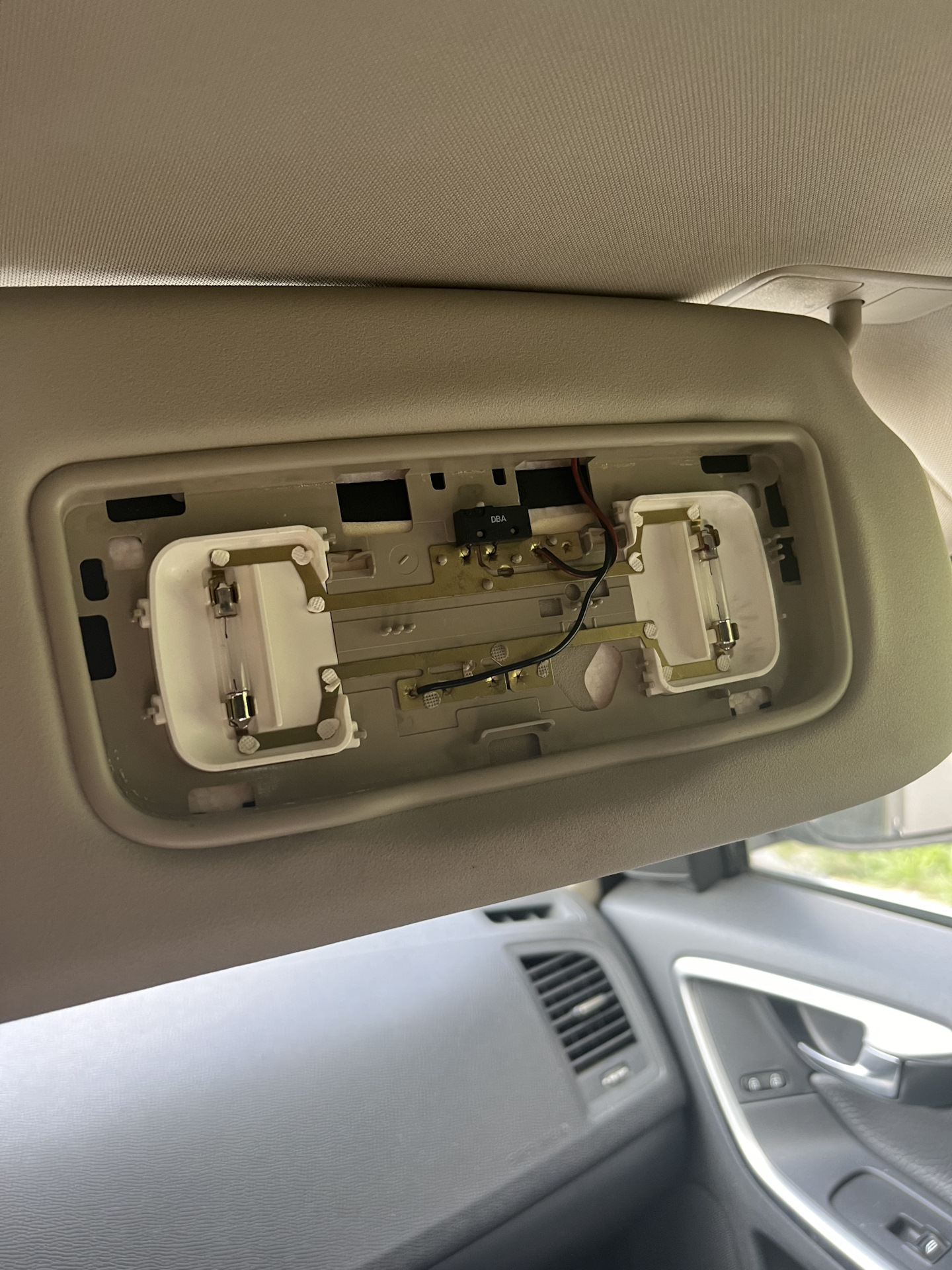 Замена зеркала в солнцезащитном козырьке. — Volvo XC60 (1G), 3,2 л ...