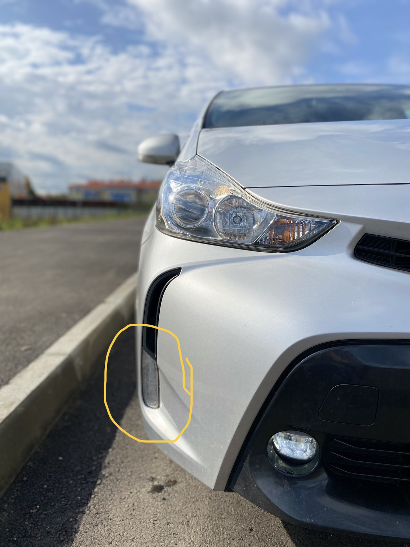 Что за фонарь?! — Toyota Prius Alpha, 1,8 л, 2016 года | стайлинг | DRIVE2