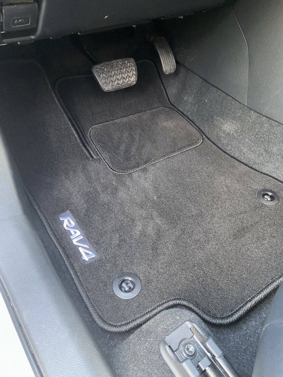 Текстильные коврики и дополнительные крепления. — Toyota RAV4 (5G), 2,5 ...