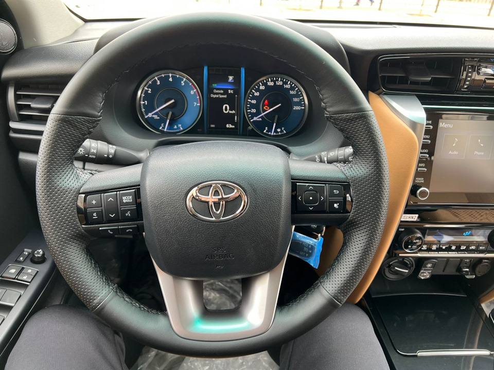 "Кожаная" оплетка для руля — Toyota Fortuner (2G), 2,7 л, 2022 года ...