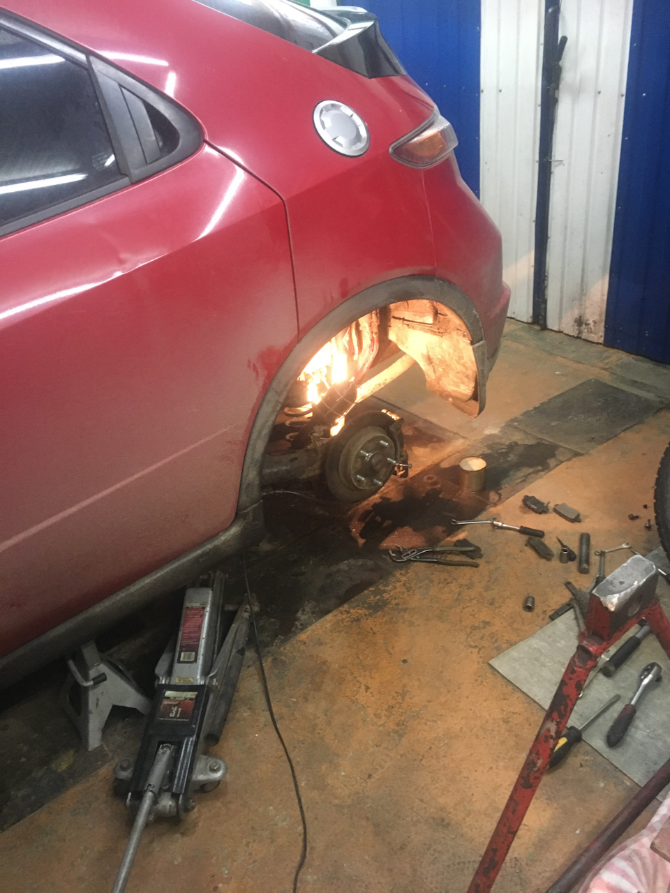 Вдавливание тормозного поршня при замене колодок — Honda Civic ...