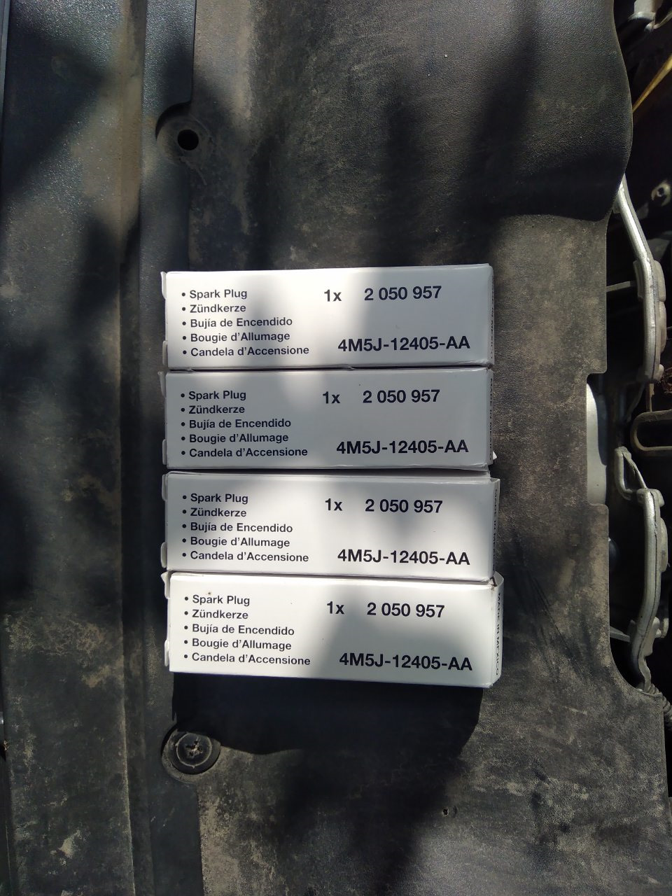 Замена свечей зажигания — Ford Focus Wagon II, 1,6 л, 2010 года ...