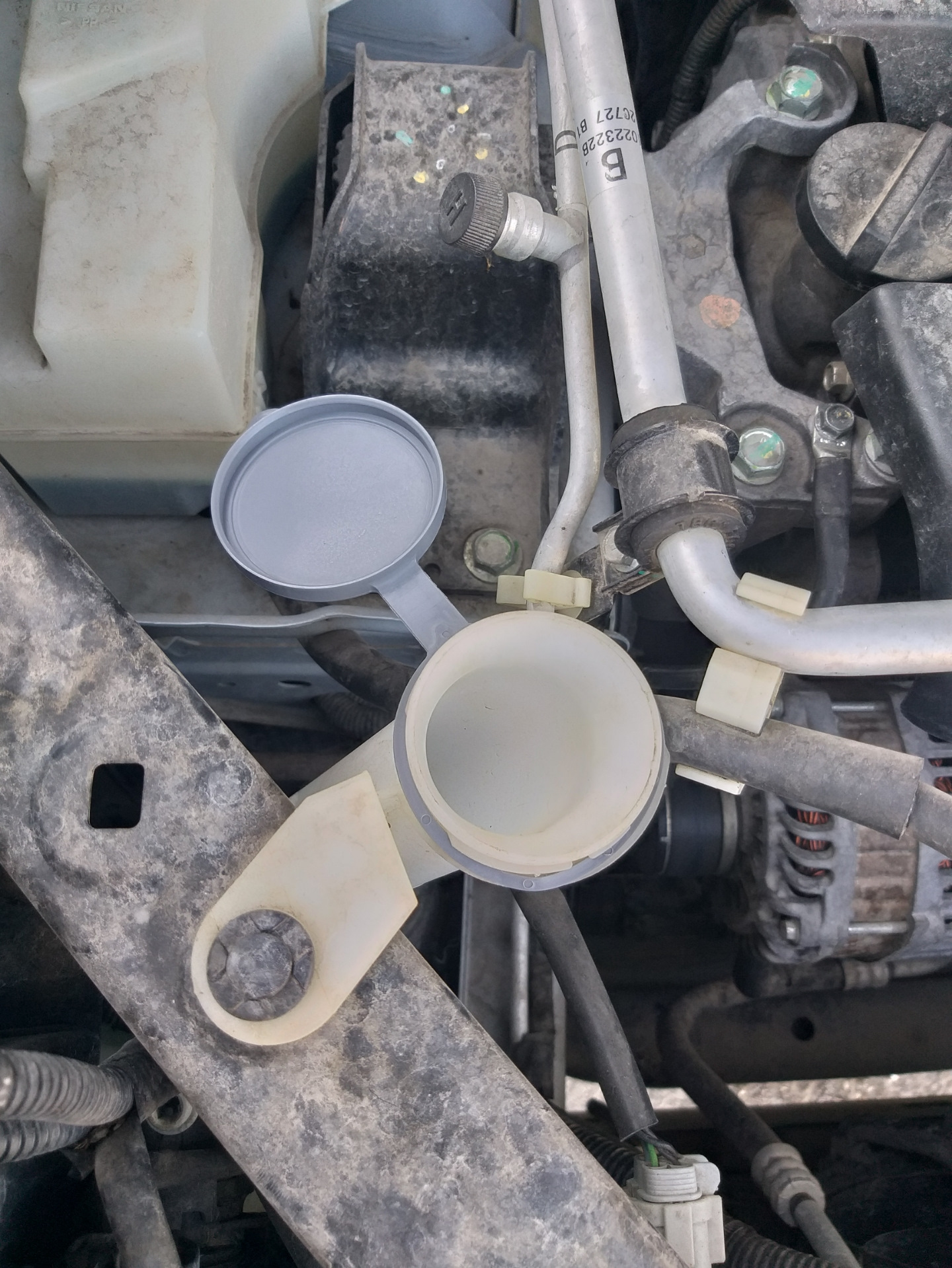 Дополнительная масса, крышка бачка омывателя и пластик над решёткой ...