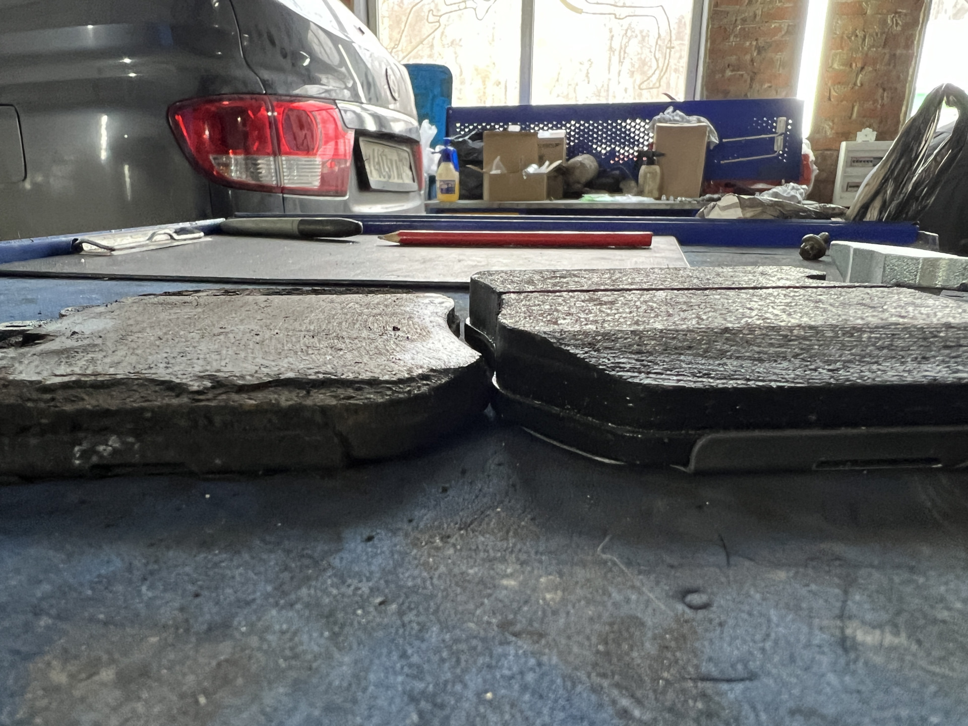 Замена передних колодок — BMW X5 (G05), 2 л, 2020 года | расходники ...