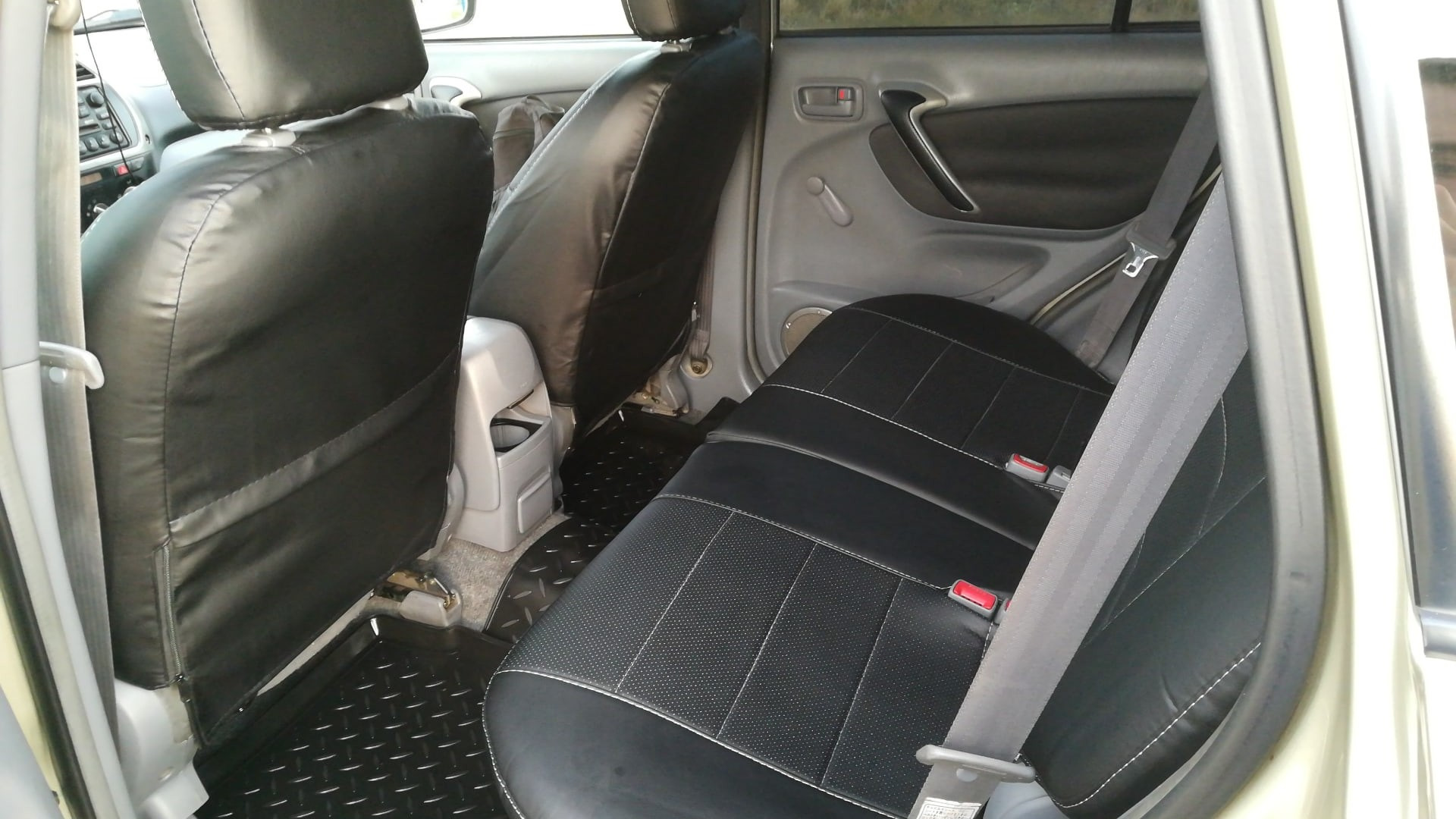 Замена чехлов и напольных ковров — Toyota RAV4 (II), 1,8 л, 2003 года ...