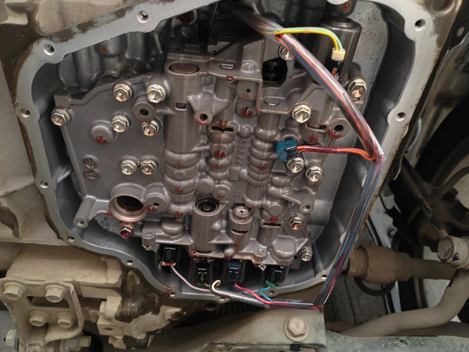 Замена масла в ВКПП — Toyota Corolla Fielder (E160), 1,5 л, 2014 года ...