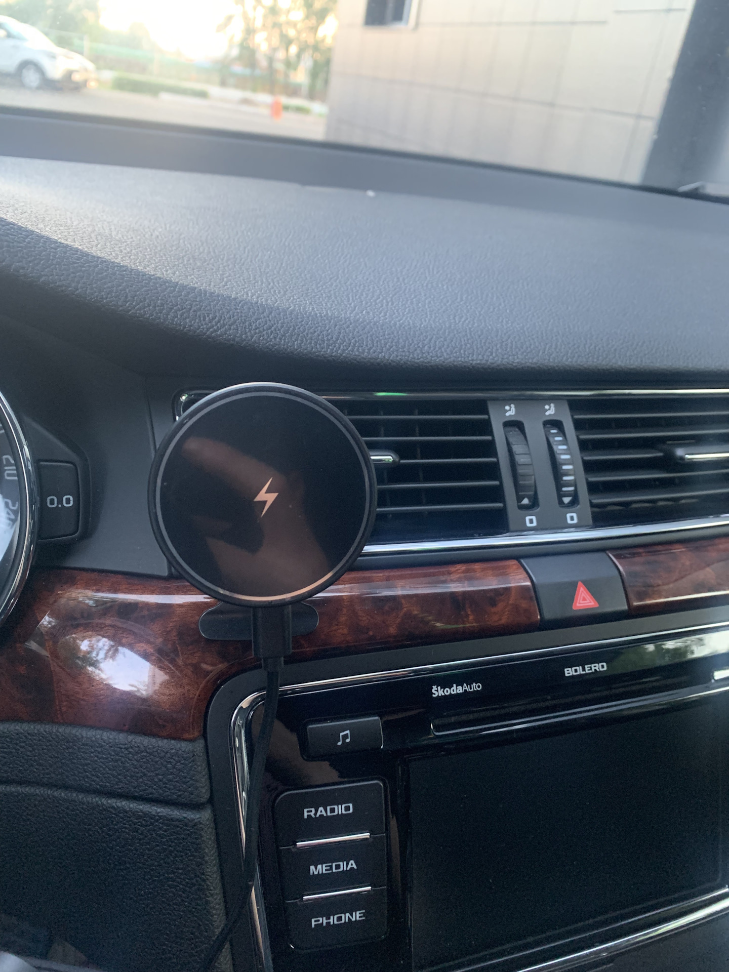 Магнитный держатель телефона с беспроводной зарядкой — Skoda Superb Mk2 ...