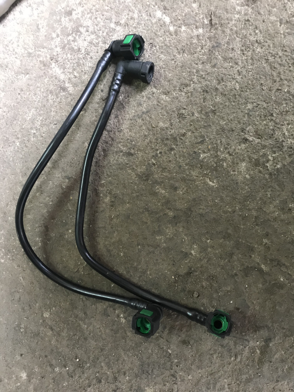 Замена быстосъема топливной трубки — Volkswagen Golf Mk6, 1,4 л, 2011 ...