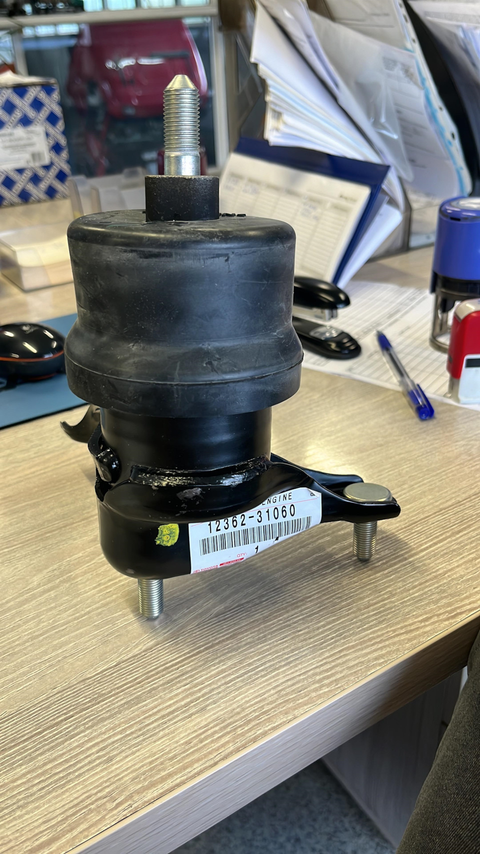 1236231060 ПОДУШКА ДВИГАТЕЛЯ ПРАВАЯ (ГИДРАВЛИЧЕСКАЯ). TOYOTA LEXUS ...