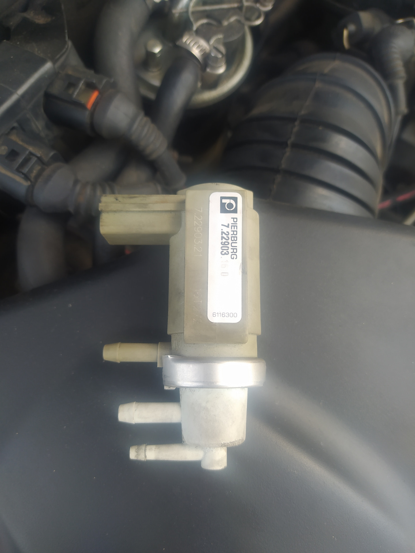 Замена клапана n75, вакуумного шланга клапана n239, чистка дроссельной ...