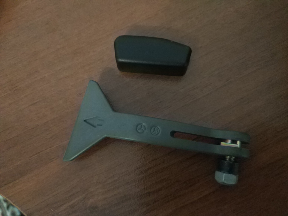 A1247580044 Упор крышки багажного отделения Mercedes | Запчасти на DRIVE2