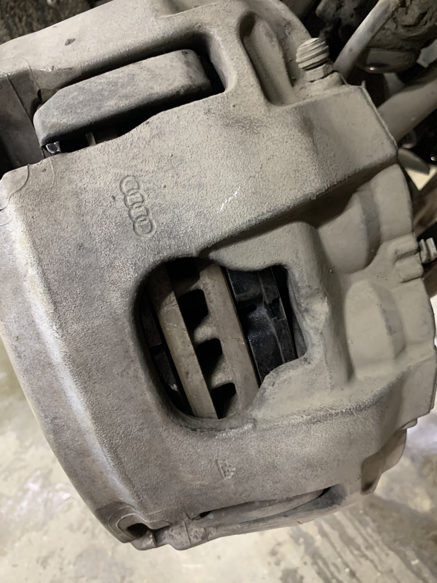Замена тормозных колодок A8 D4 3.0 TFSI — Audi A8 (D4), 3 л, 2014 года ...