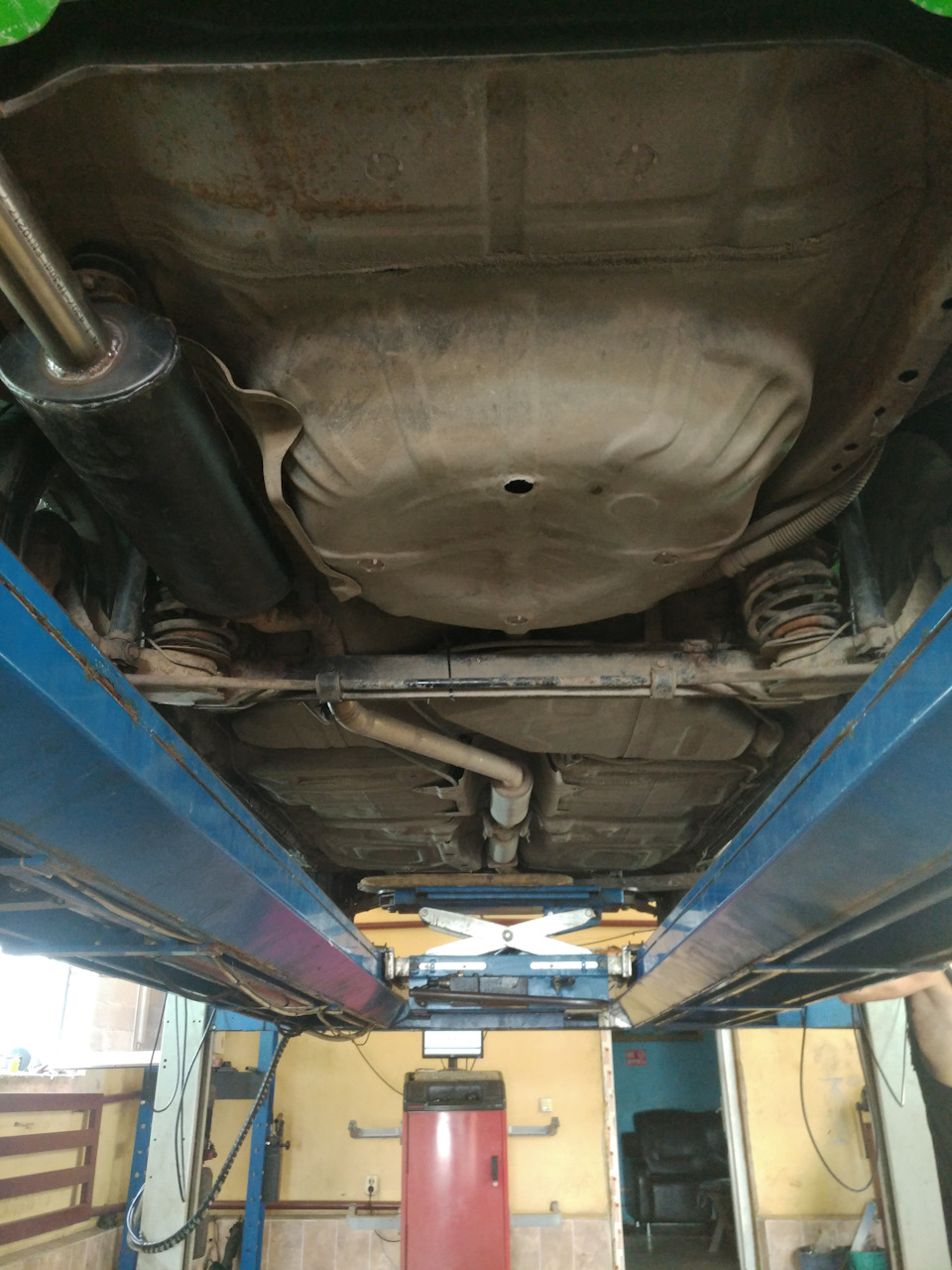 Крепление крышки бензобака — Toyota Hiace Regius, 3 л, 1997 года ...