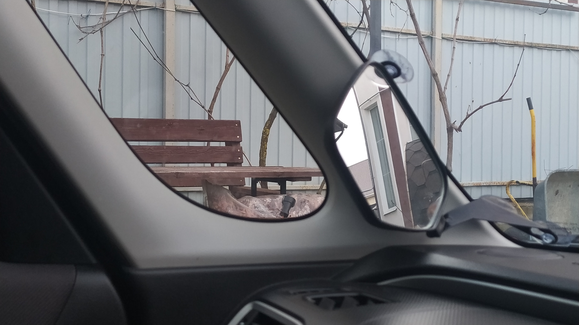 Мы за безопасный секс или обгонное зеркало в праворульной машине ...