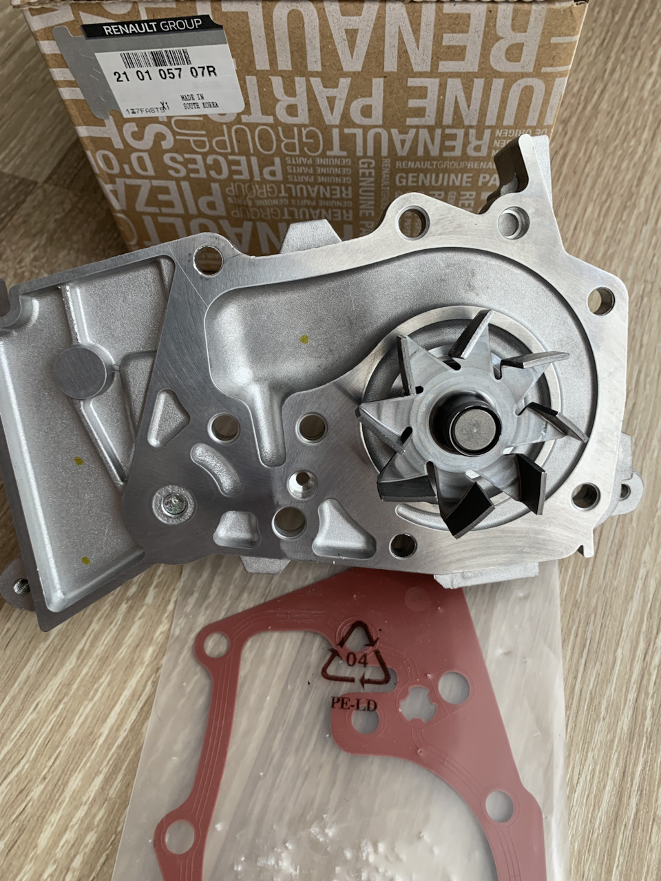 Насос водяной ( помпа ), Renault / Nissan / Lada . K4M / K4J . 210105707R / 210100753R / Valeo ...