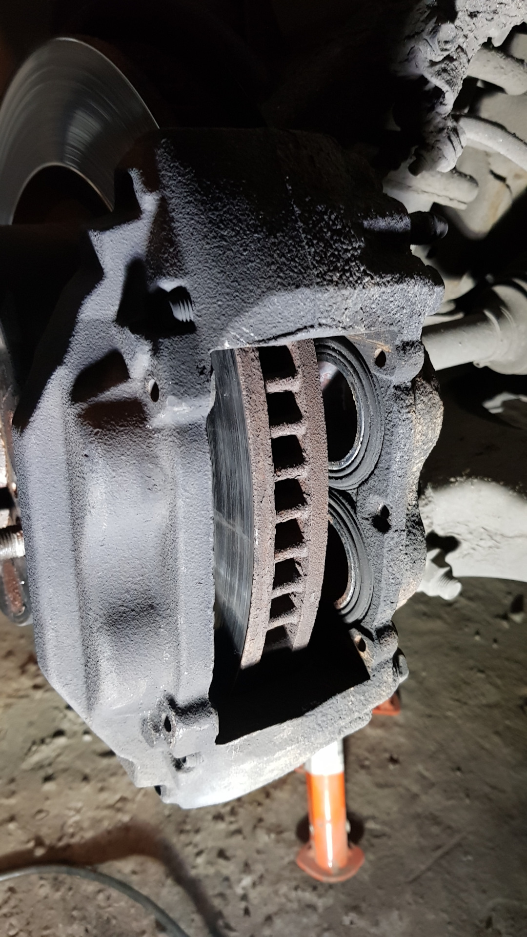 Заменил передние колодки — Toyota Land Cruiser 200, 4,5 л, 2015 года ...