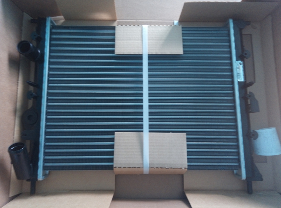 Радиатор охлаждения — Renault Logan (1G), 1,6 л, 2007 года | запчасти ...