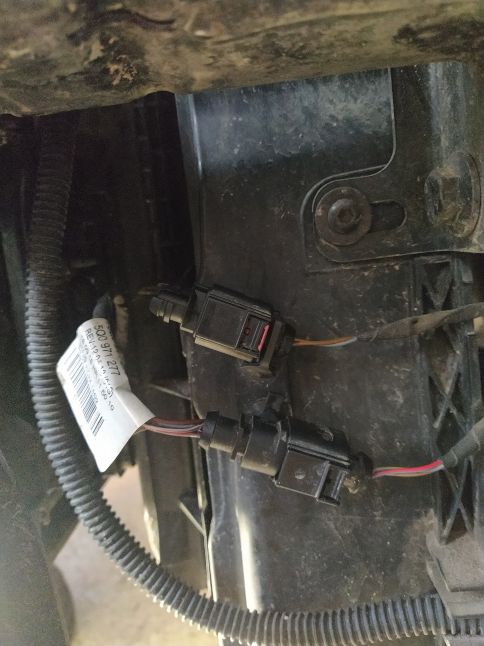 Замена датчика температуры воздуха. — Volkswagen Jetta VII, 1,4 л, 2018 ...