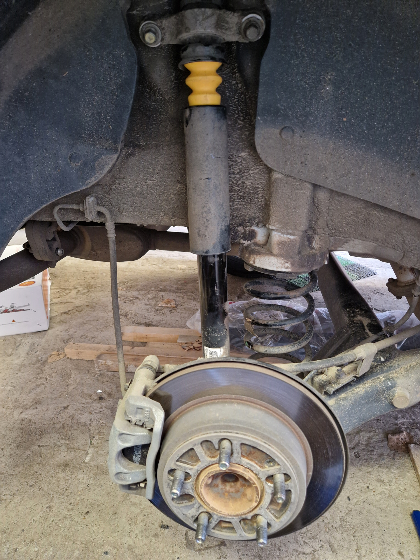 Замена отбойников задних амортизаторов — Hyundai Creta (1G), 2 л, 2017 ...