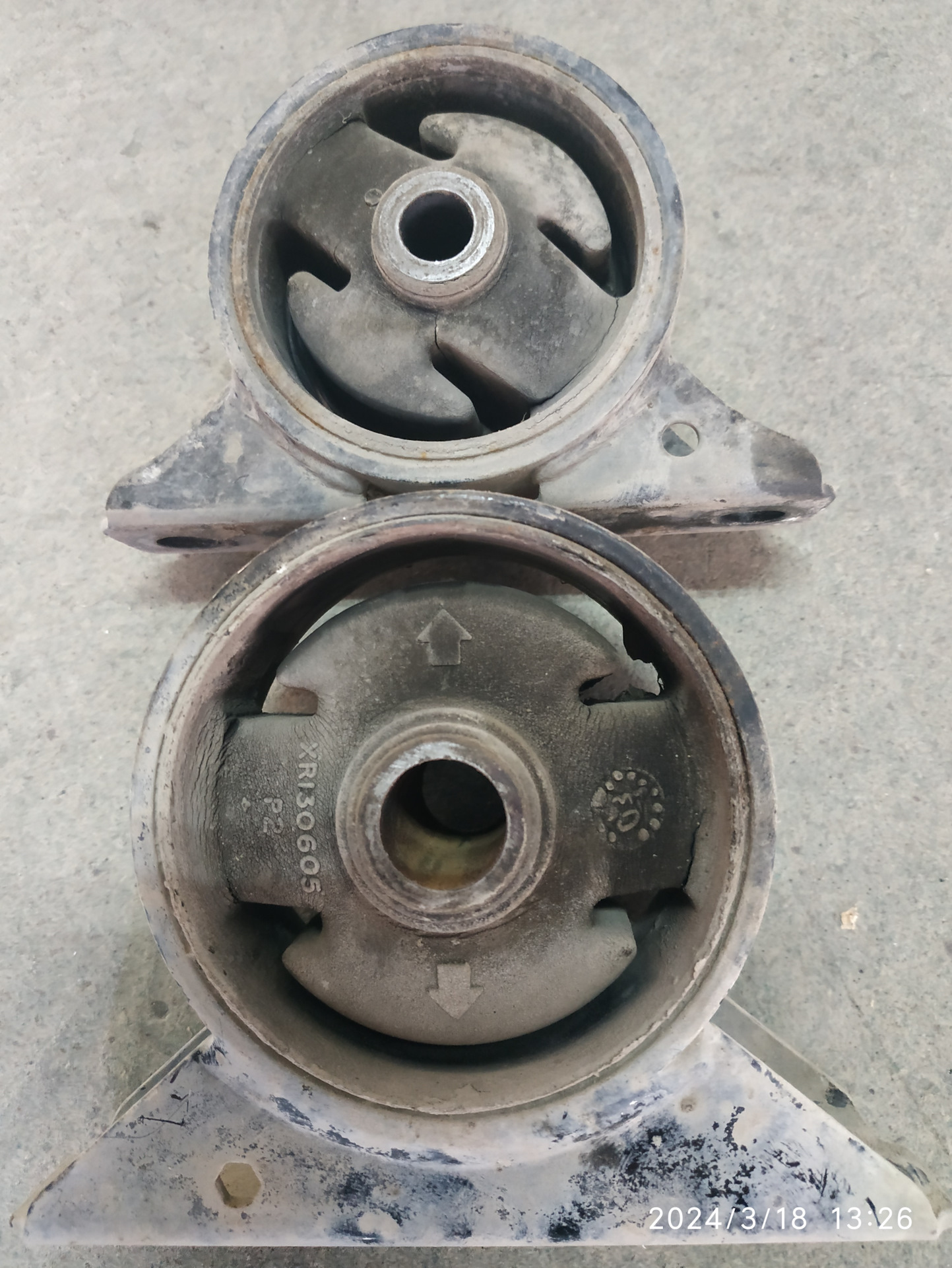 Лыжа и нижние подушки двигателя — Mitsubishi Space Star (1998), 1,6 л ...