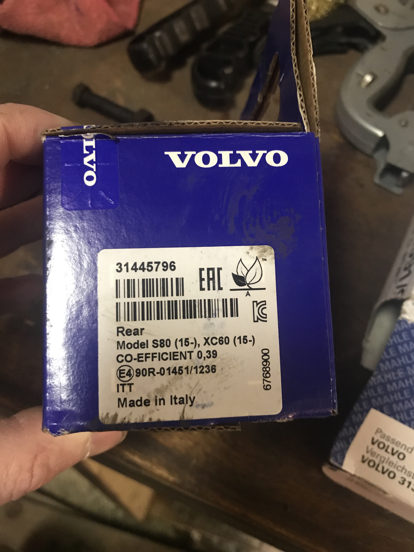 Замена задних тормозных дисков и колодок. — Volvo XC70 III, 2,4 л, 2012 ...