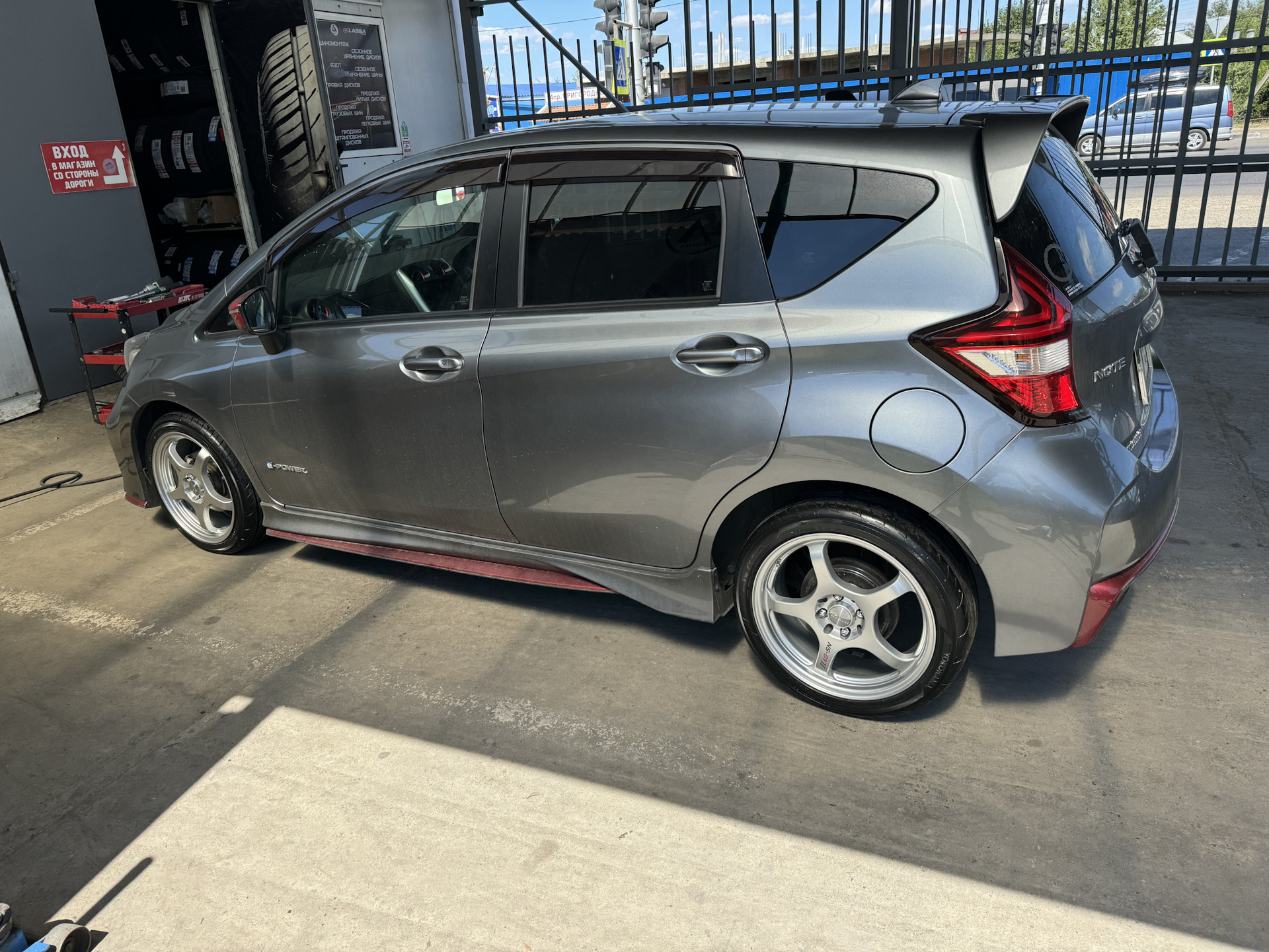 На новых тапках 💪🏻 — Nissan Note e-Power, 1,2 л, 2017 года | колёсные диски | DRIVE2