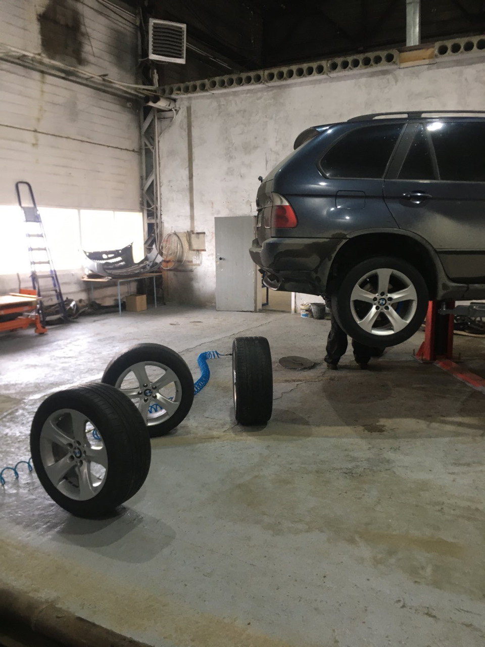 Замена передних тормозных колодок — BMW X5 (E53), 3 л, 2003 года ...