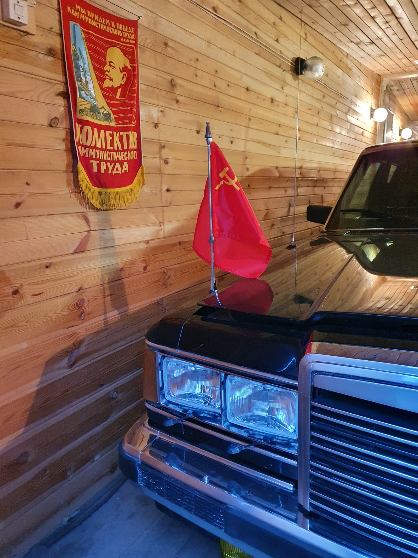 Флагман поднимает флаг или Red Flag — ЗИЛ 4104, 7,7 л, 1988 года | аксессуары | DRIVE2