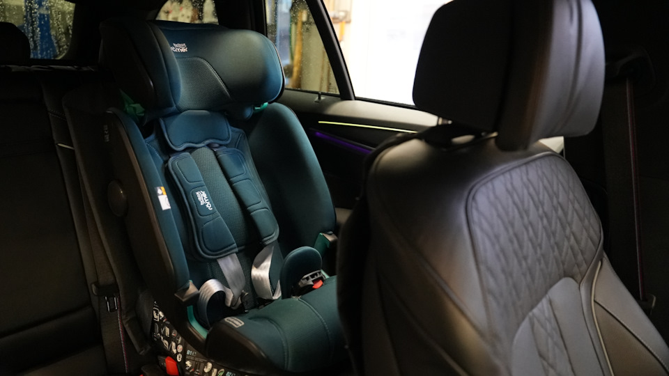 Britax Romer Advansafix i-size + Peg-Perego Viaggio Shuttle — BMW 5 ...