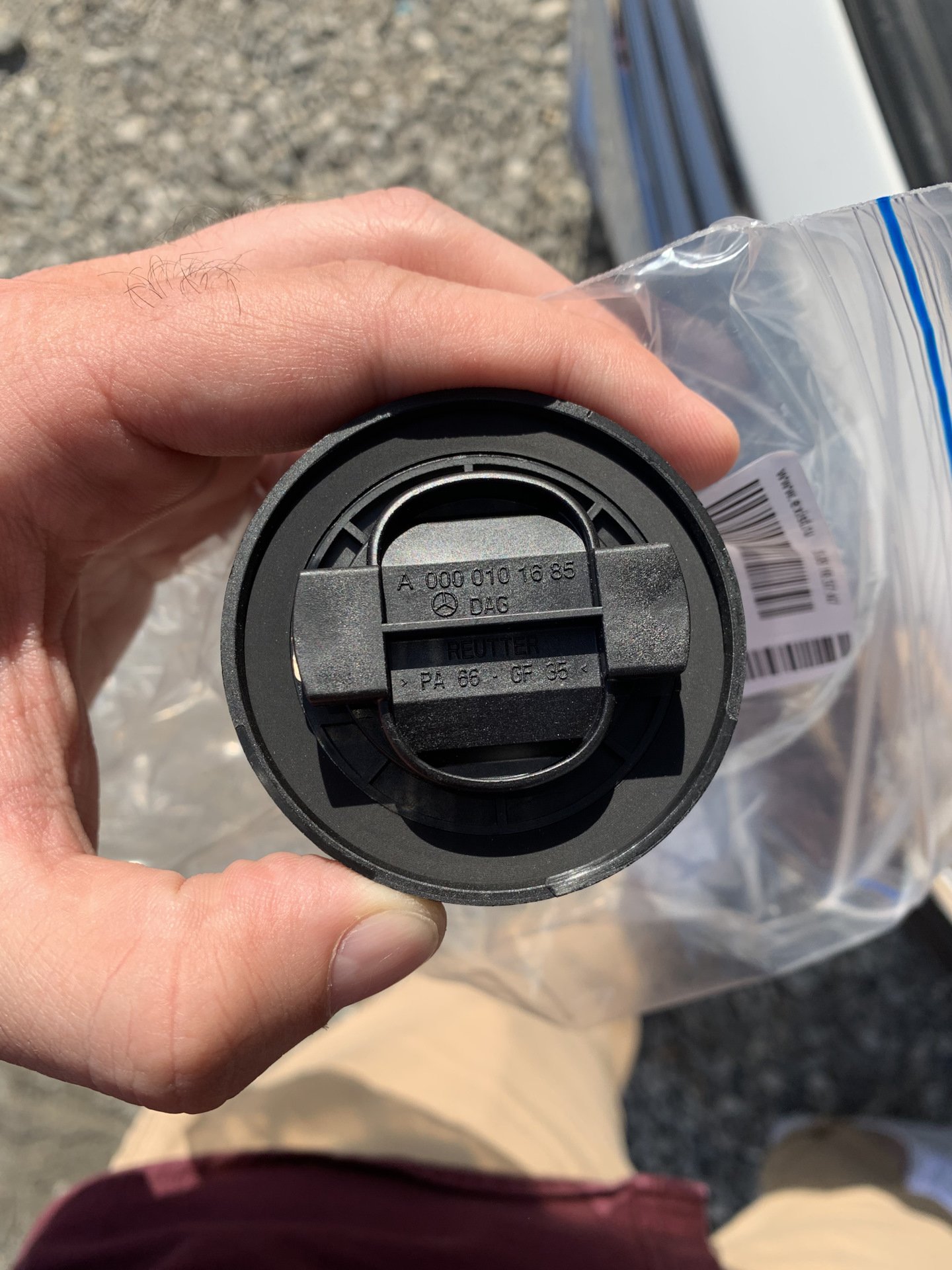 Замена крышки маслозаливной горловины — Mercedes-Benz E-Class (W212), 2 ...