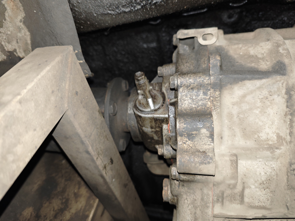 294. Замена прокладки заглушки привода спидометра в РК (Toyota 96711 ...