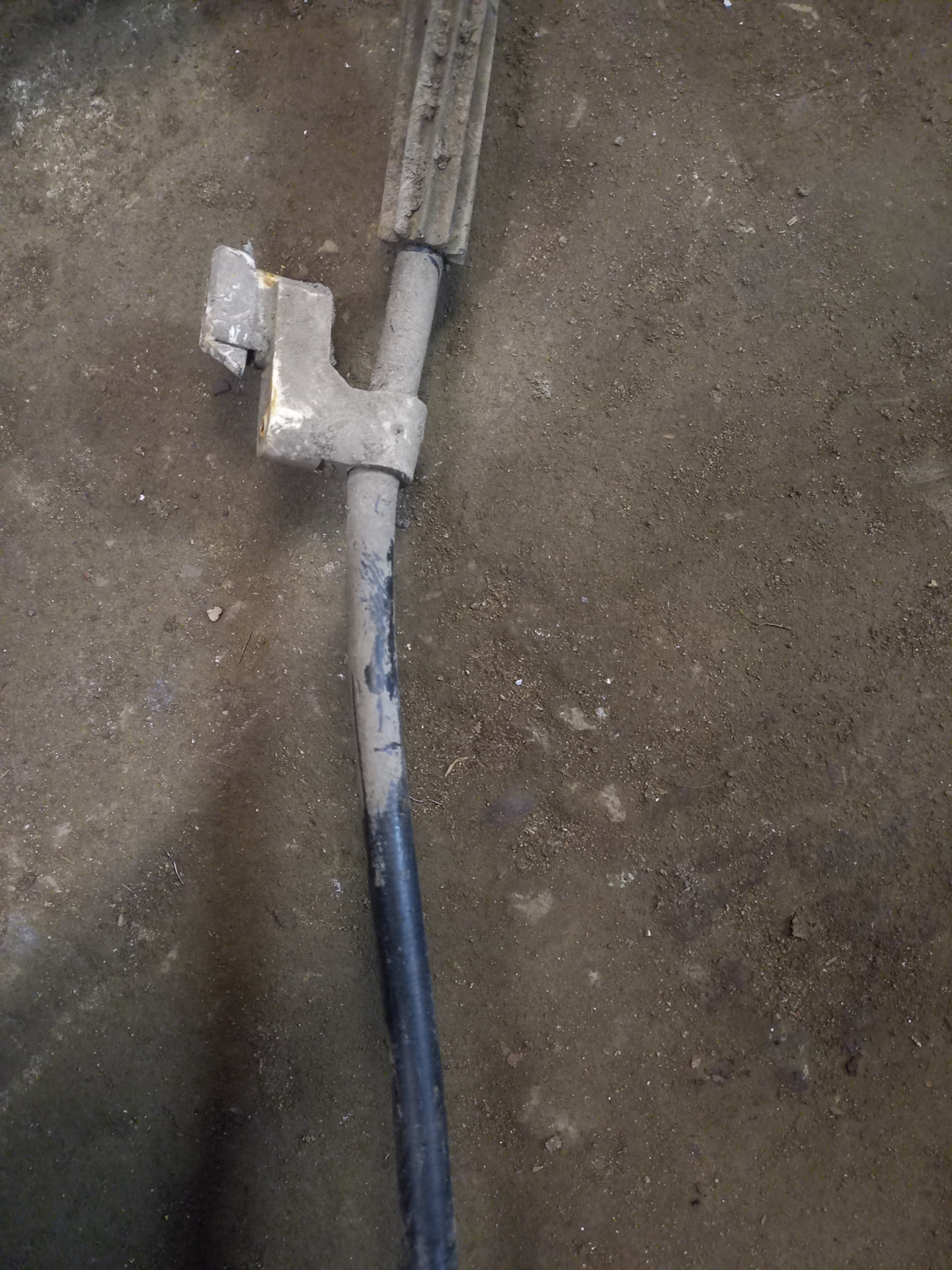 Замена троса стояночного тормоза — Ford Focus Sedan III, 1,6 л, 2011 ...