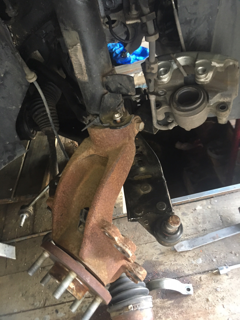 Замена правого сальника раздаточной коробки — Ford Escape (3G), 1,5 л ...