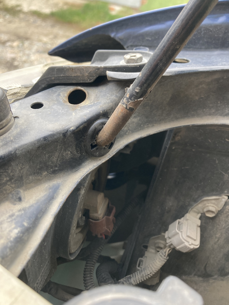 Клипса подкапотной палки). — Toyota Highlander (XU20), 3 л, 2002 года ...