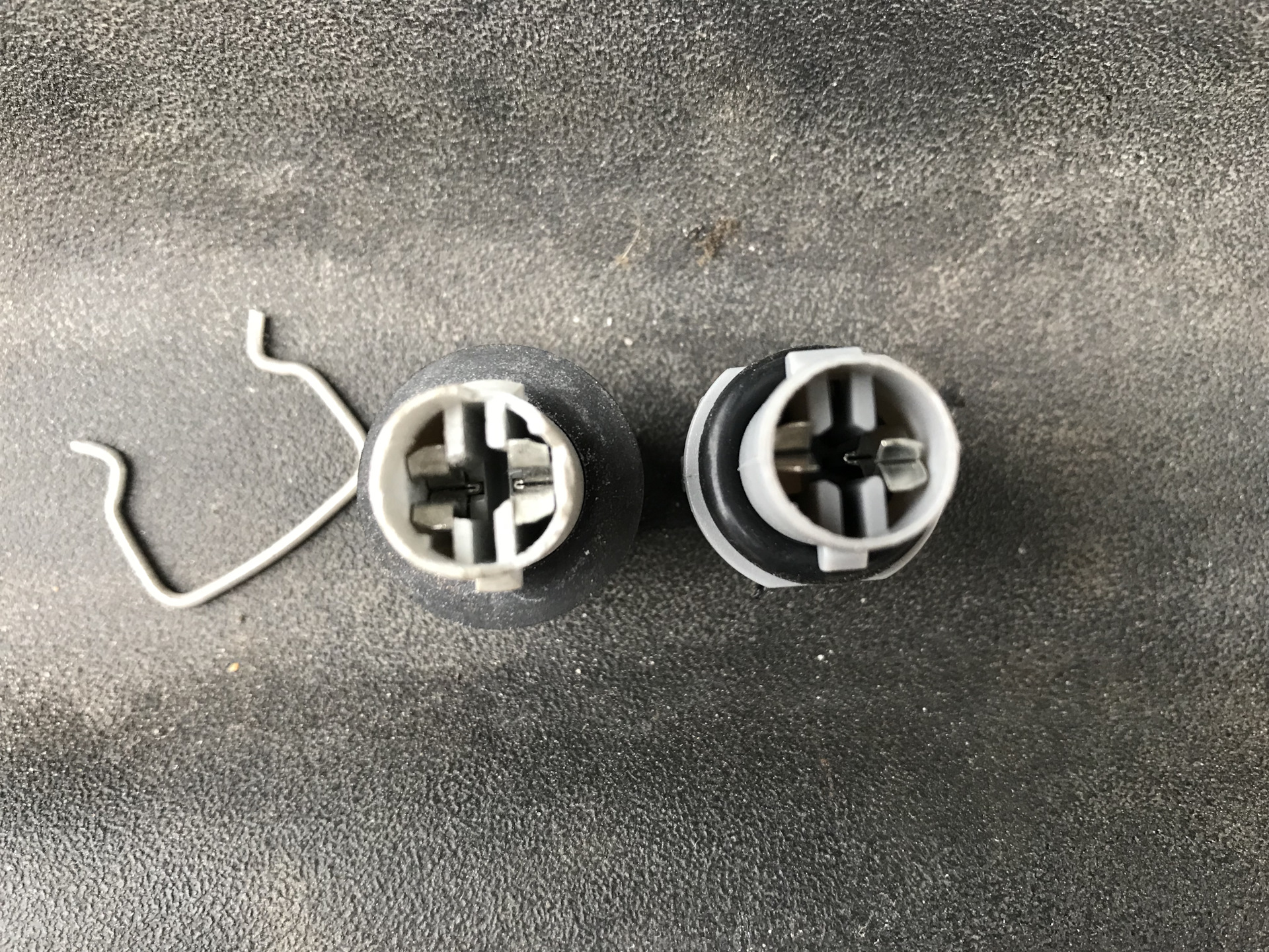 Патроны габаритов — Toyota RAV4 (III), 2 л, 2006 года | запчасти | DRIVE2