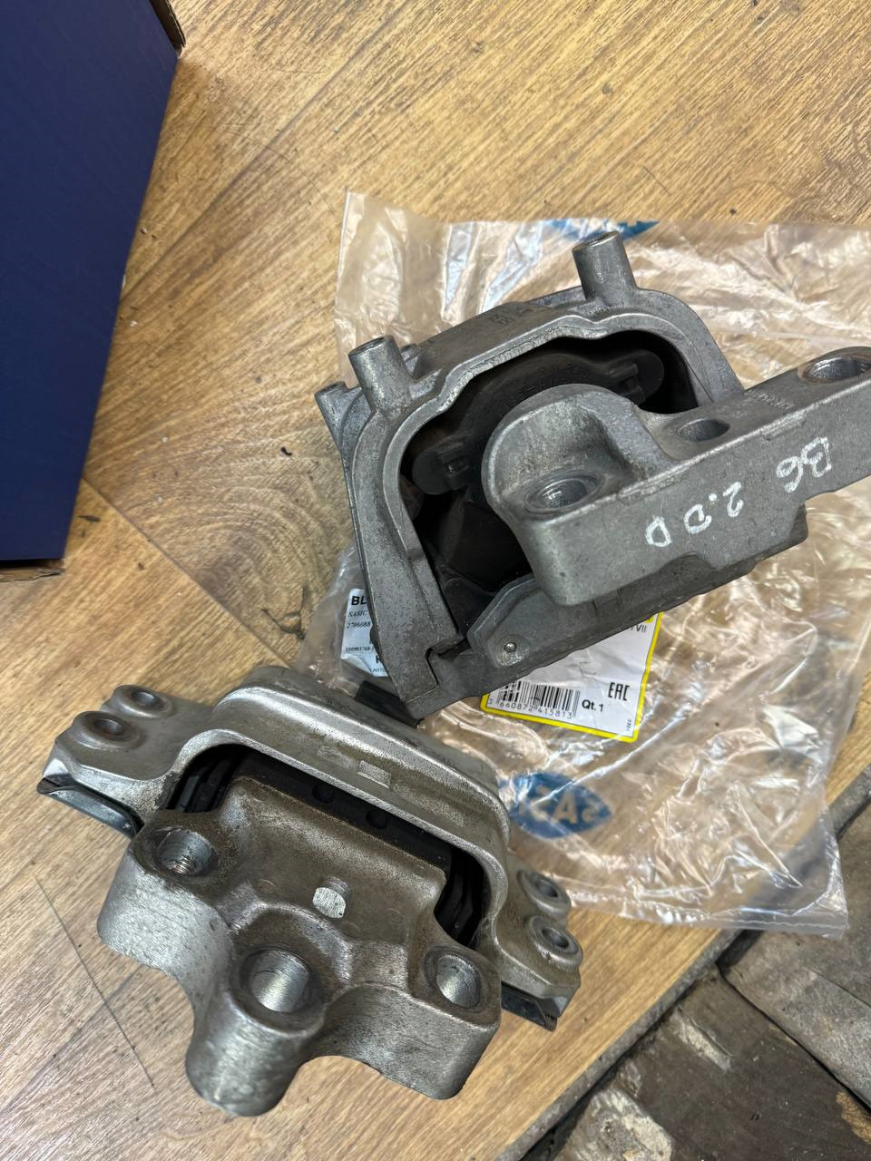 Опоры двигателя и КПП, натяжитель ПК Ремня — замена — Volkswagen Passat ...