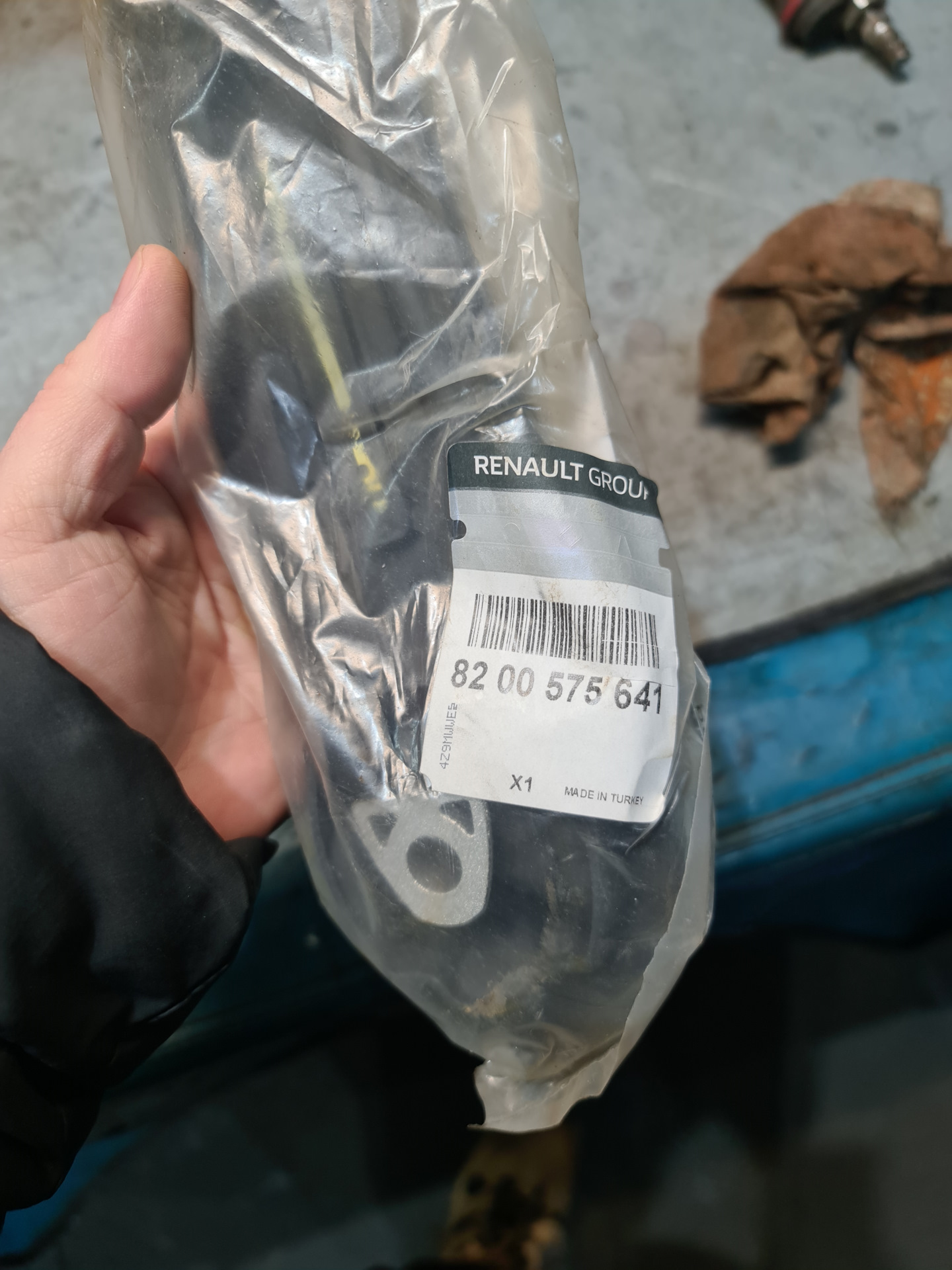 Замена опоры двигателя — Lada Ларгус, 1,6 л, 2015 года | визит на ...