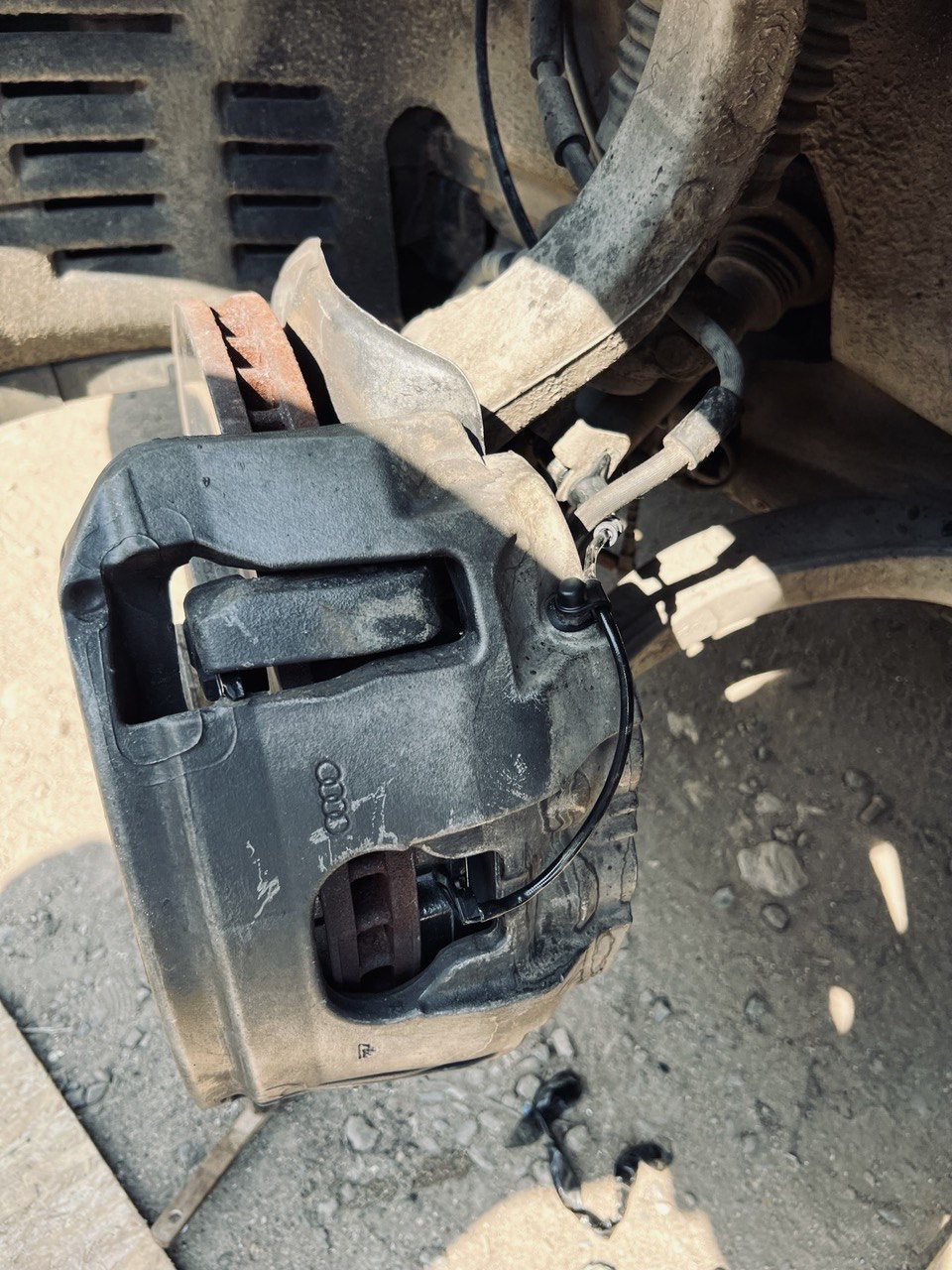 Очередная замена передних тормозных колодок Ауди А8 — Audi A8 (D4), 3 л ...