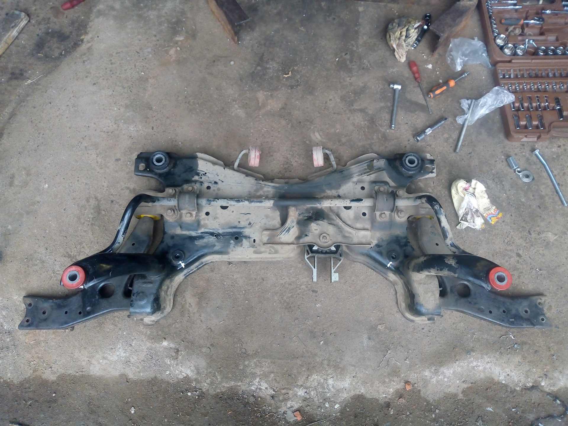 Сайлентблоки подрамника — Ford Focus II Hatchback, 1,8 л, 2007 года ...