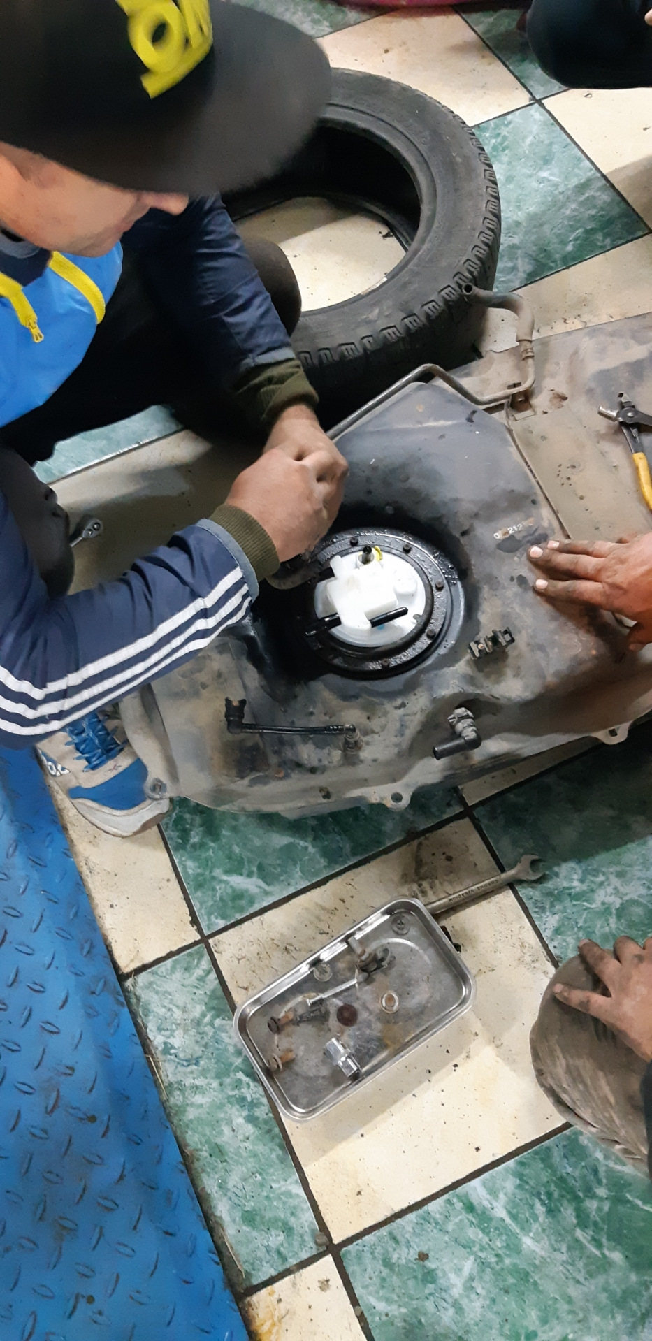 Замена топливного фильтра и насоса. — Toyota RAV4 (III), 2 л, 2008 года ...