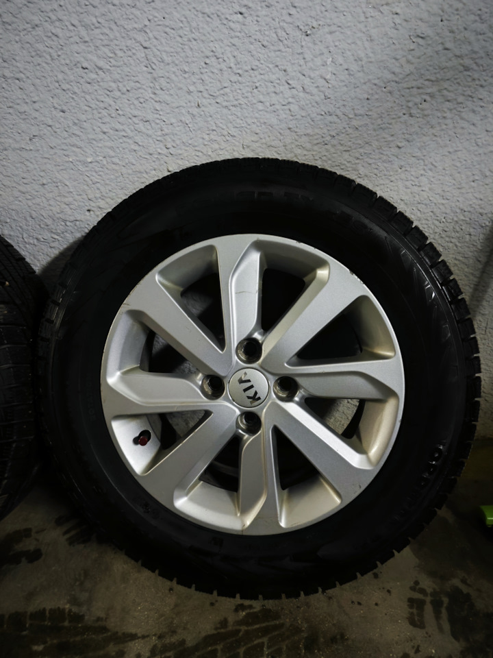 Шины зимние нешипованные Nokian 195/65 R15, литые диски KIA заводские ...