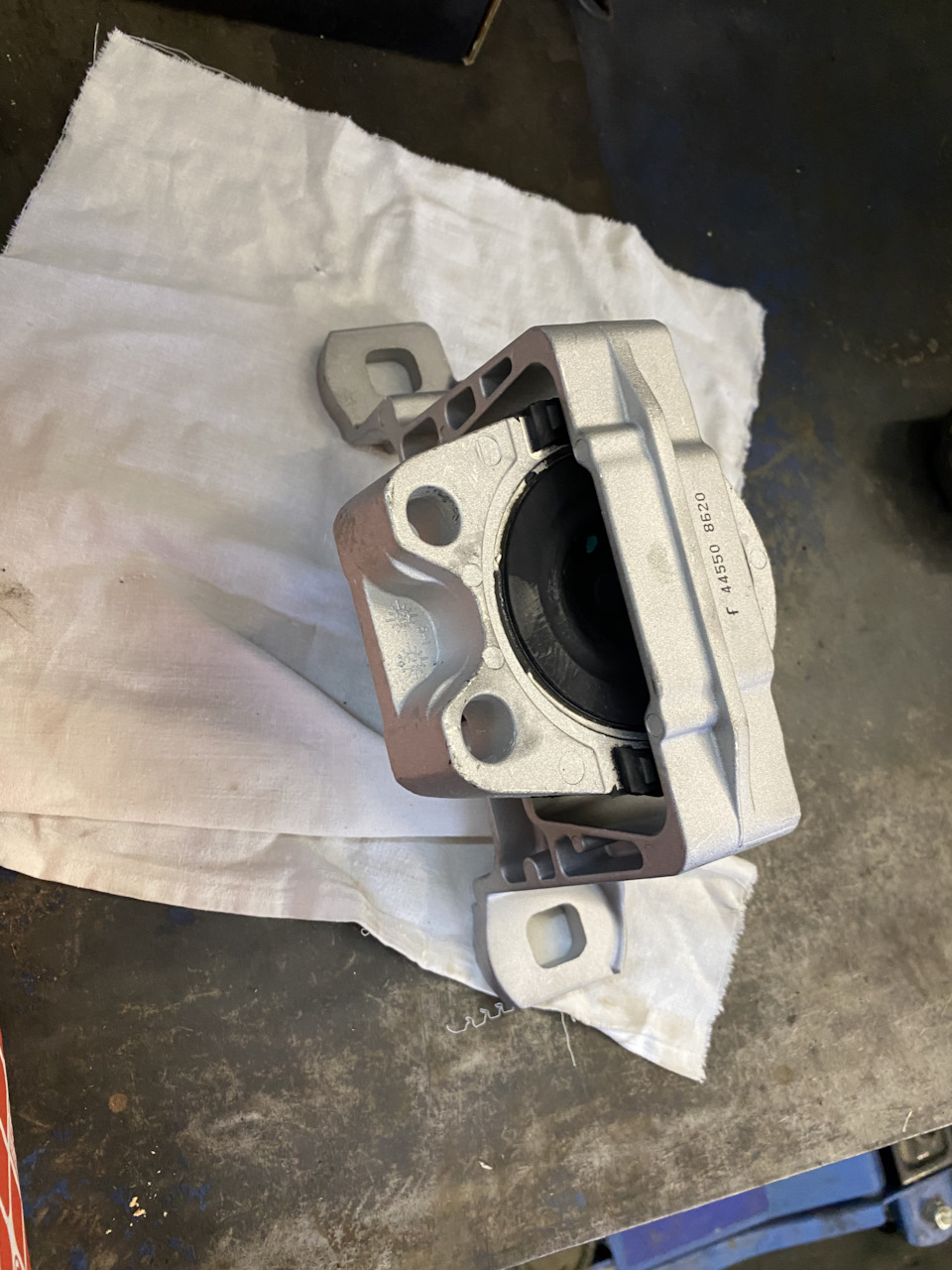 Замена правой гидроопоры (подушки) двигателя — Ford Focus Wagon III, 1 ...