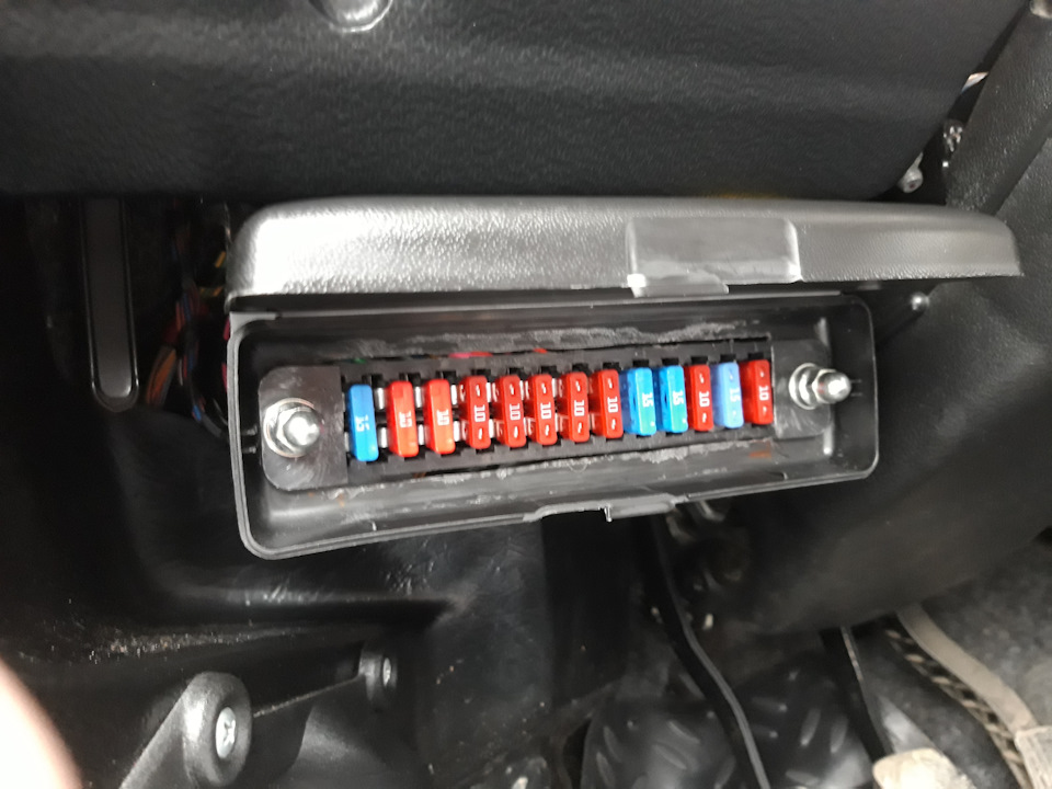 Флажковый блок предохранителей часть 2 — Lada 4x4 3D, 1,7 л, 2012 года ...