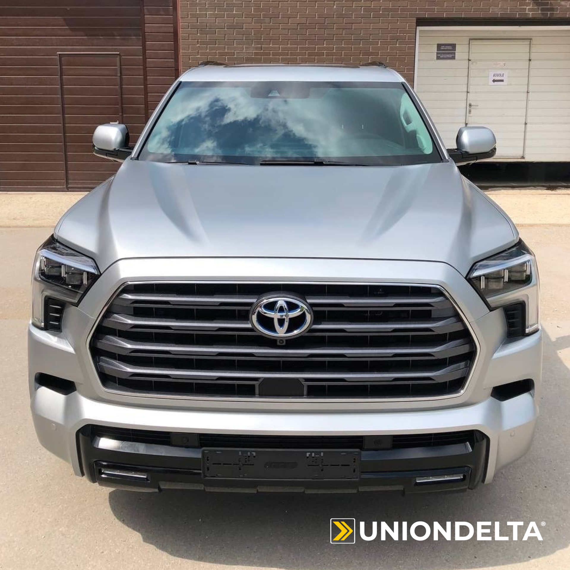 Лобовое стекло Toyota Sequoia под защитой пленки DELTAPLEX® от VINTON ...