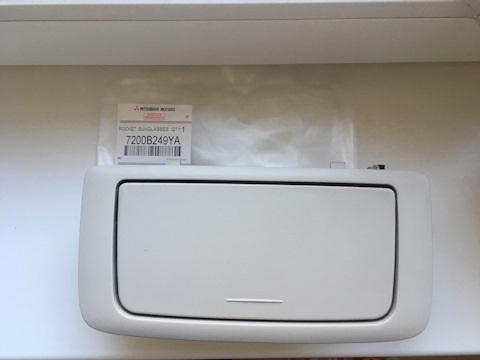 7200B249YA Отсек для солнцезащитных очков Mitsubishi | Запчасти на DRIVE2