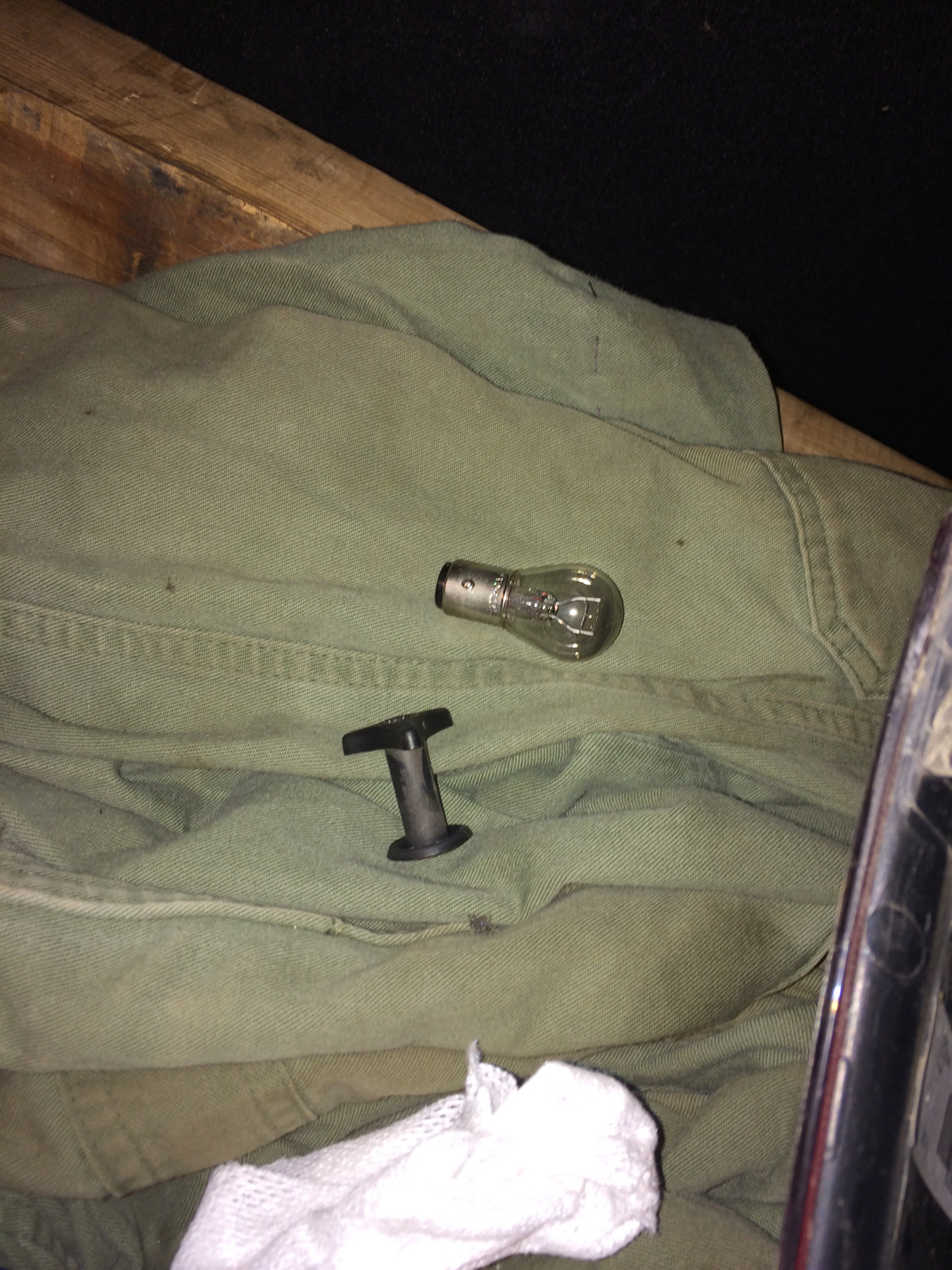 Лампочка стоп-сигнала в левом фонаре — Renault Sandero 1G, 1,6 л, 2010 ...