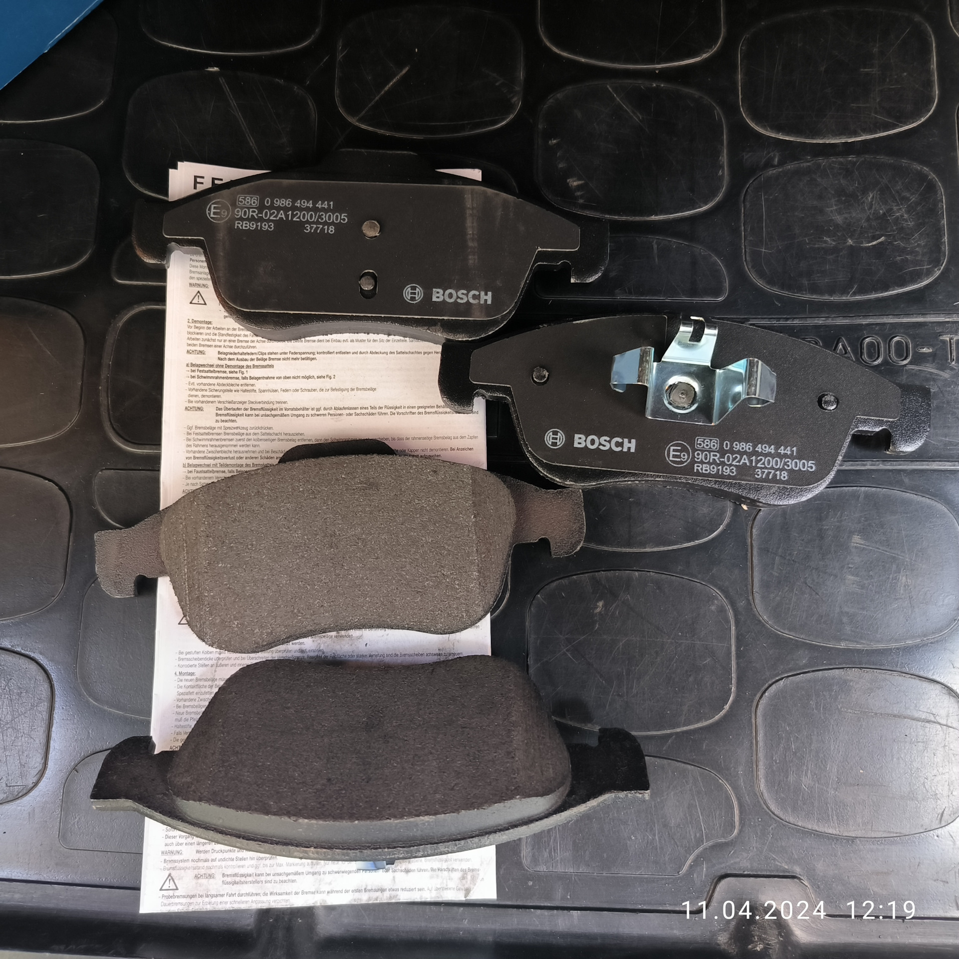 replacing front brake pads/замена передних тормозных колодок — Dacia ...