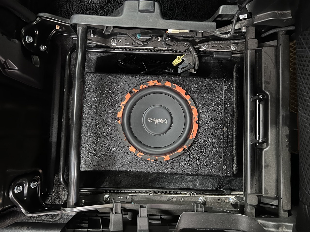 Подседельный сабвуфер DL Barracuda 8a underseat — Suzuki Solio (3G), 1 ...