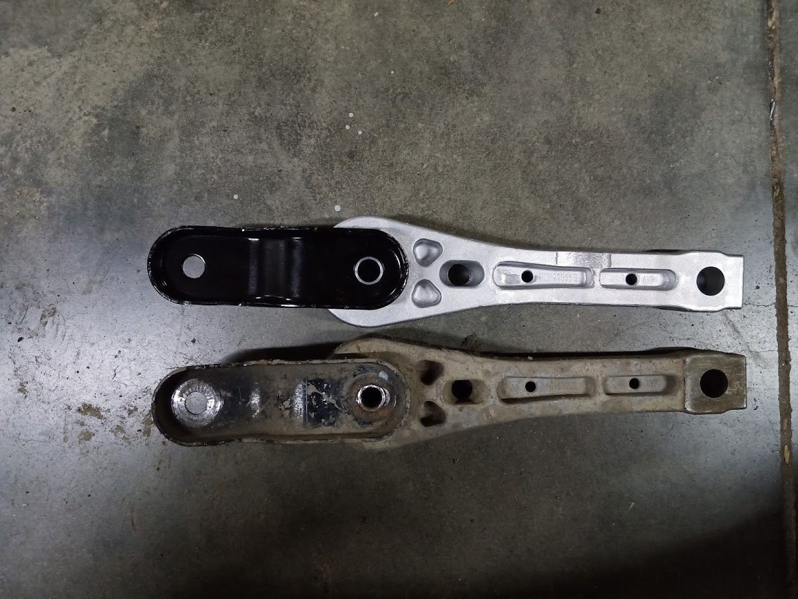 Замена продольной подушки двигателя. — Volkswagen Golf Plus, 1,6 л ...