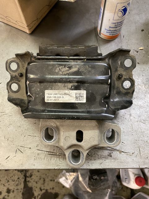 5QA199555G Подушка двигателя левая VAG | Запчасти на DRIVE2